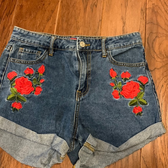 Guess | Shorts | Guess Rose Embroidered Denim Shorts Size 26 | Poshmark